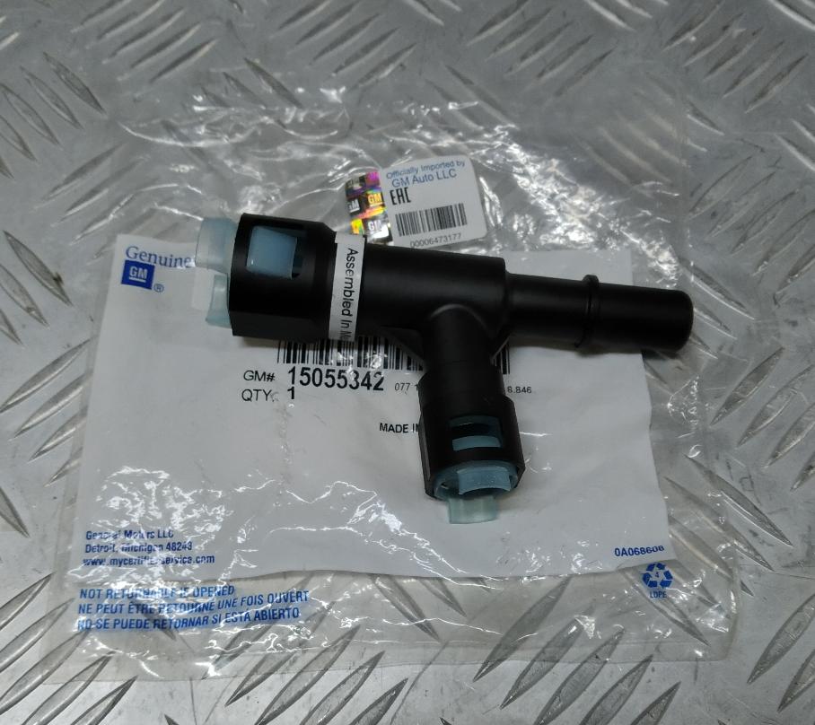 Тройник заднего контура отопителя (черный) Chevrolet Tahoe/Cadillac ...