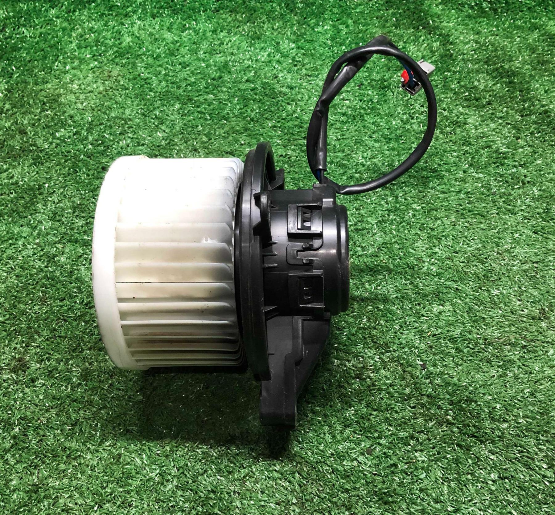 Мотор отопителя печки торпедо Chevrolet Tahoe / Escalade 2021-н.в. 84843544